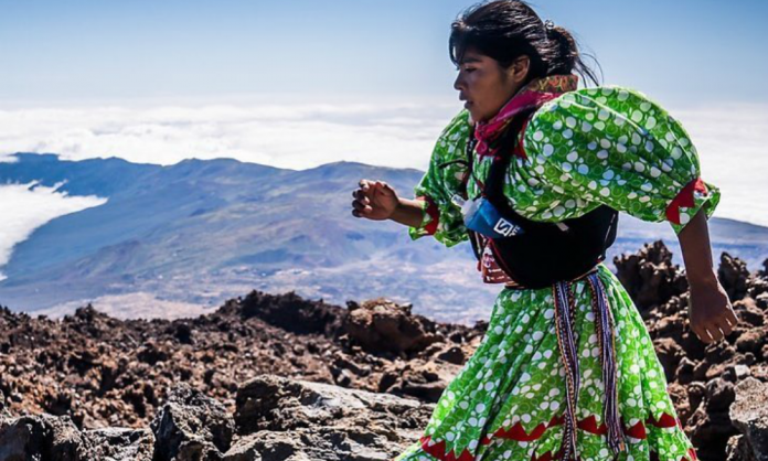 Mujer tarahumara ganó ultramaratón corriendo en sandalias – Espiritu